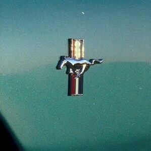 La evolución del logo del Ford Mustang