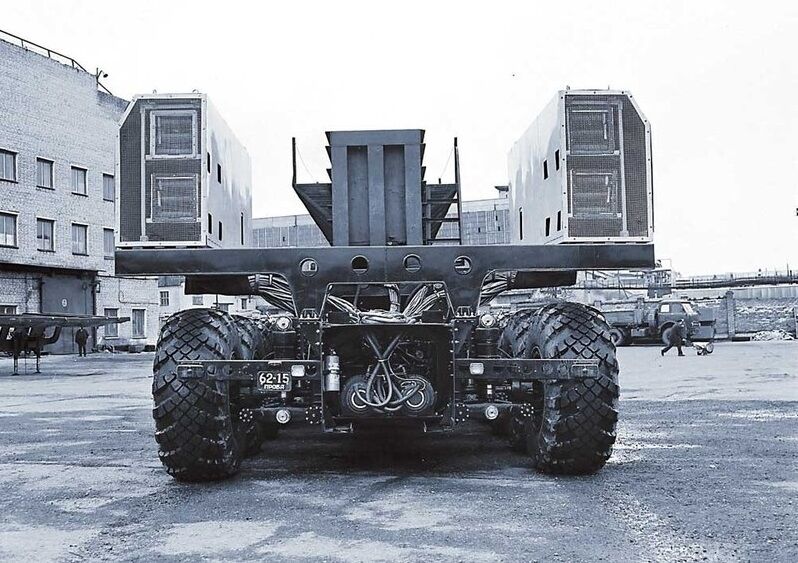 El camión de 24 ruedas fabricado para un secreto de estado